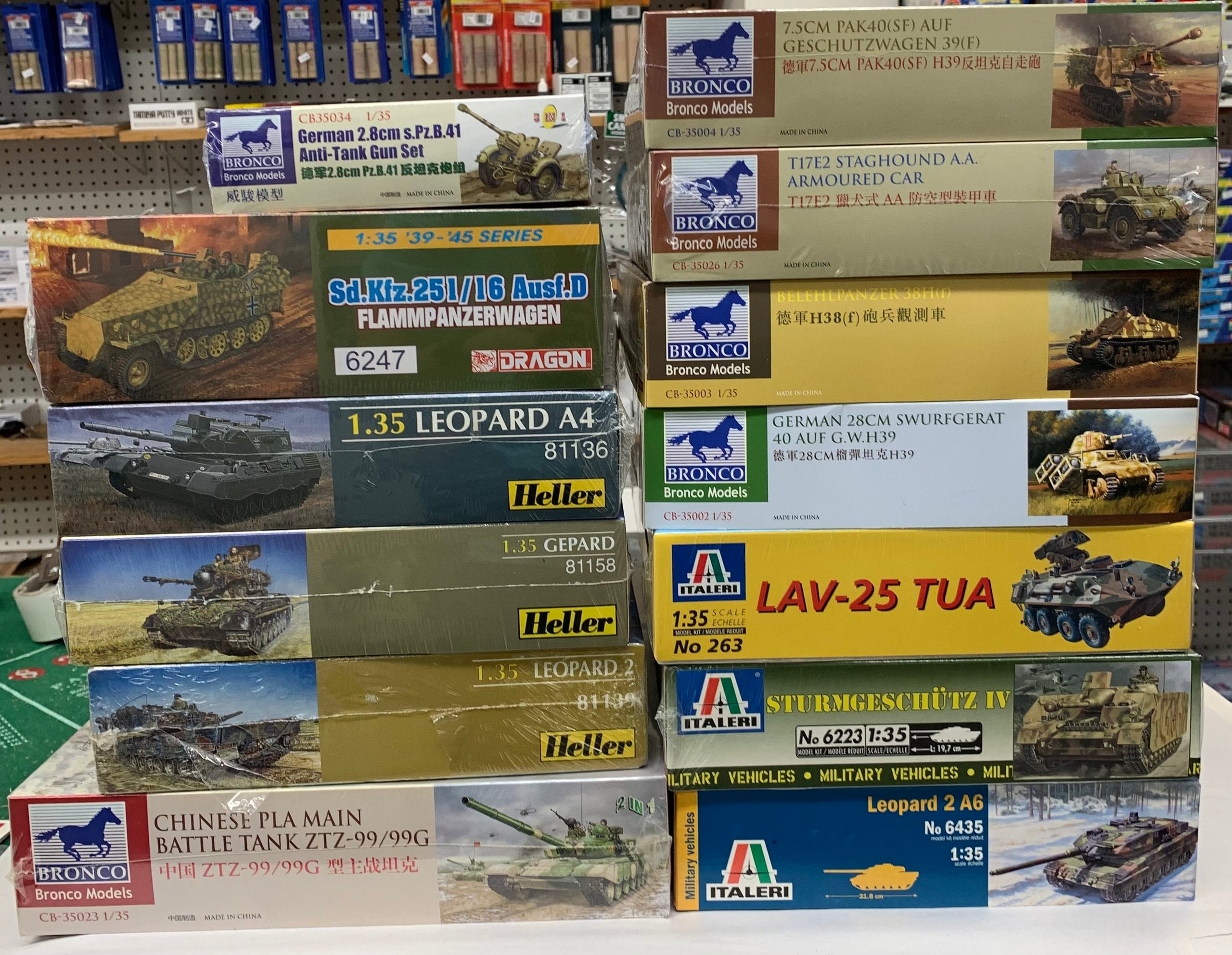 Huge Lot Mixed 1/35 Scale Armor Model Kits (13) | Frontline Model Kits ...